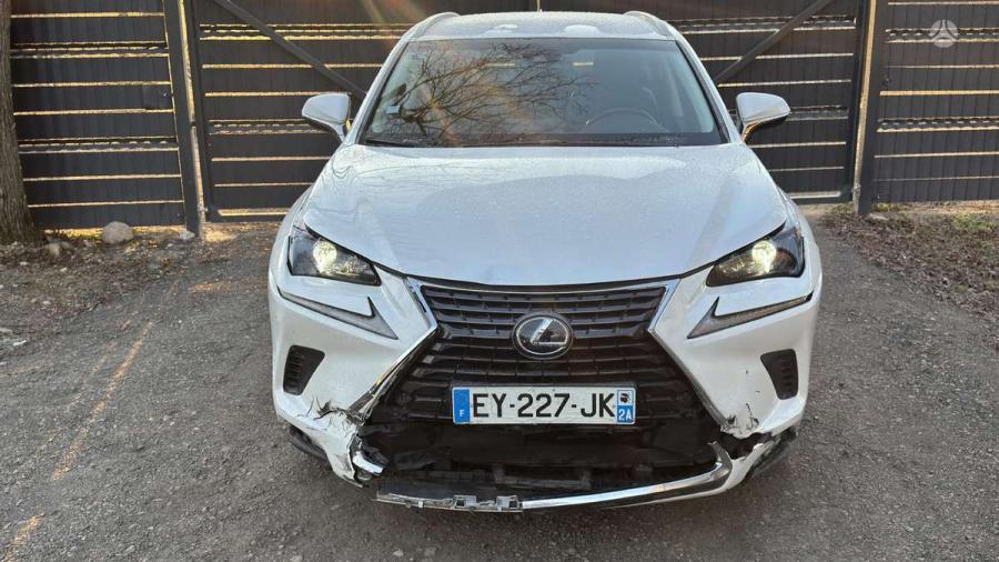 White Lexus NX 300h 2018 in Jonava, with an engine capacity of 2.49 L and mileage of 106 thousand km for 18300 €, photo 10 on AUTOMOTO.COM.LV