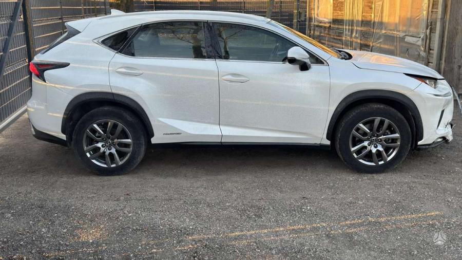 White Lexus NX 300h 2018 in Jonava, with an engine capacity of 2.49 L and mileage of 106 thousand km for 18300 €, photo 12 on AUTOMOTO.COM.LV