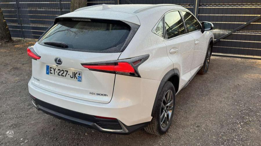 White Lexus NX 300h 2018 in Jonava, with an engine capacity of 2.49 L and mileage of 106 thousand km for 18300 €, photo 13 on AUTOMOTO.COM.LV