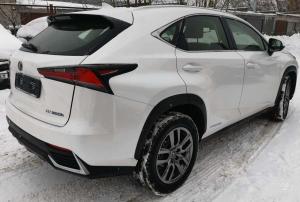 White Lexus NX 300h 2018 in Vilnius, with an engine capacity of 2.50 L and mileage of 120 thousand km for 23900 €, photo 4 on AUTOMOTO.COM.LV
