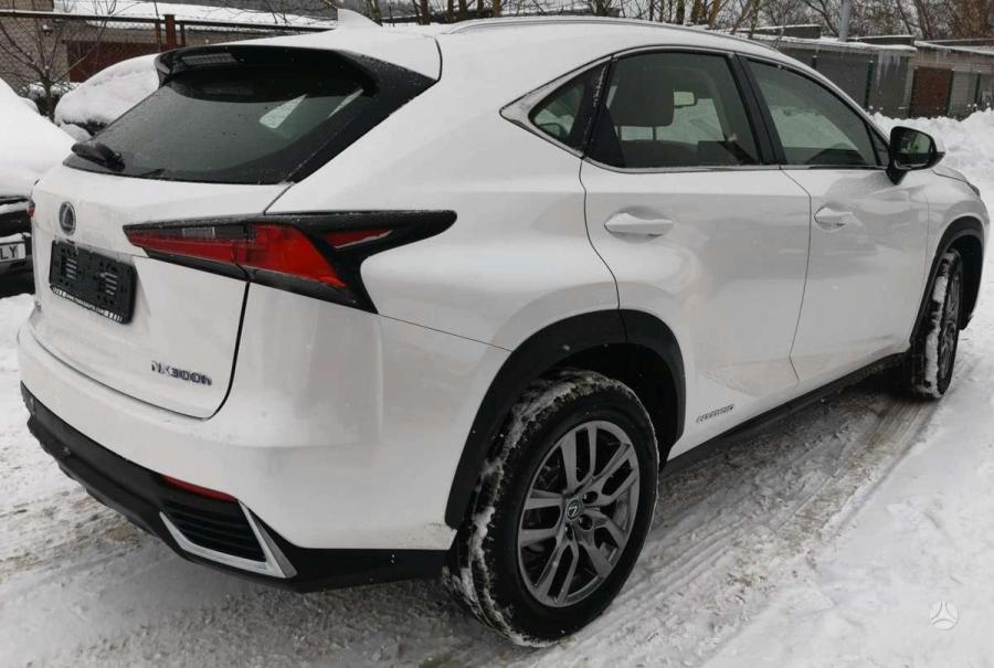 White Lexus NX 300h 2018 in Vilnius, with an engine capacity of 2.50 L and mileage of 120 thousand km for 23900 €, photo 4 on AUTOMOTO.COM.LV