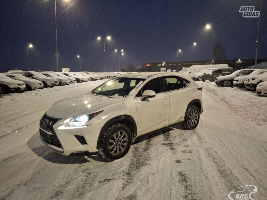 White Lexus NX 300h 2018 in Avizieniai, with an engine capacity of 2.50 L and mileage of 160 thousand km for 22500 €, photo 3 on AUTOMOTO.COM.LV