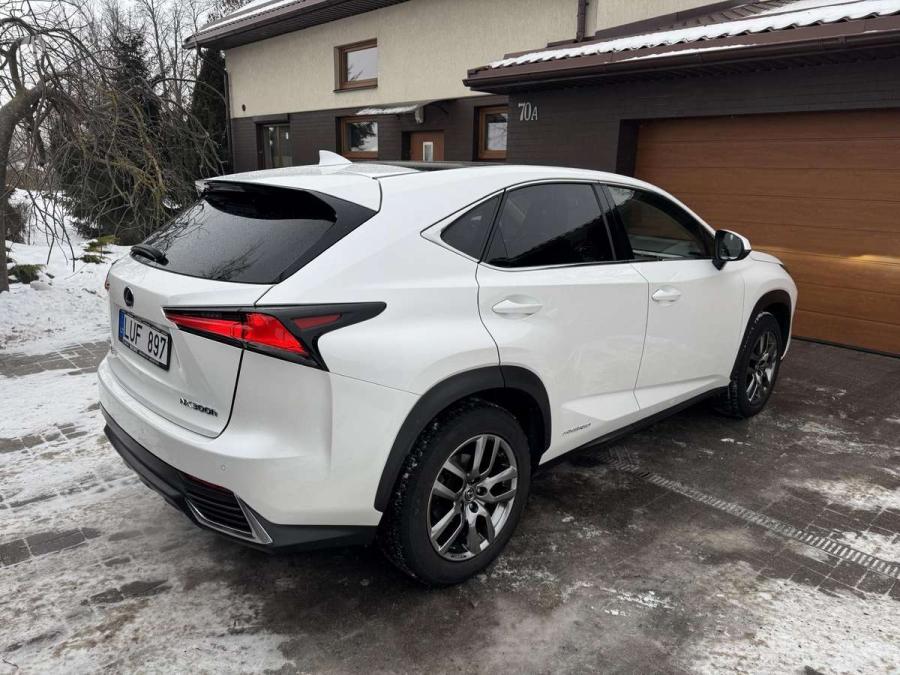 White Lexus NX 300h 2018 in Marijampole, with an engine capacity of 2.49 L and mileage of 170 thousand km for 25500 €, photo 6 on AUTOMOTO.COM.LV