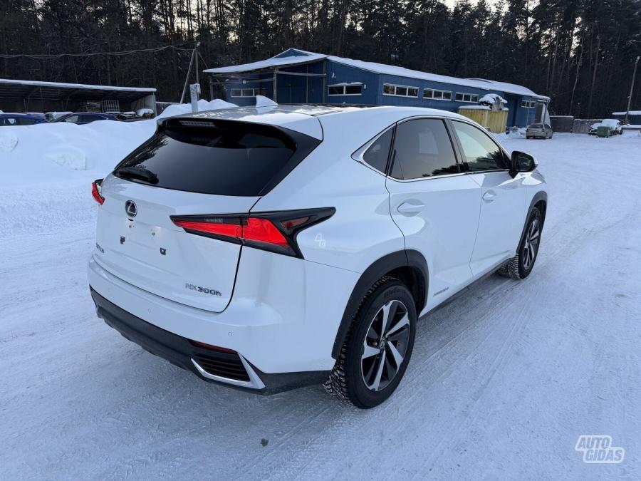 White Lexus NX 300h 2018 in Vilnius, with an engine capacity of 2.50 L and mileage of 109 thousand km for 26500 €, photo 5 on AUTOMOTO.COM.LV