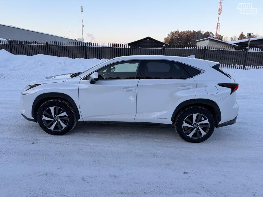 White Lexus NX 300h 2018 in Vilnius, with an engine capacity of 2.50 L and mileage of 109 thousand km for 26500 €, photo 8 on AUTOMOTO.COM.LV
