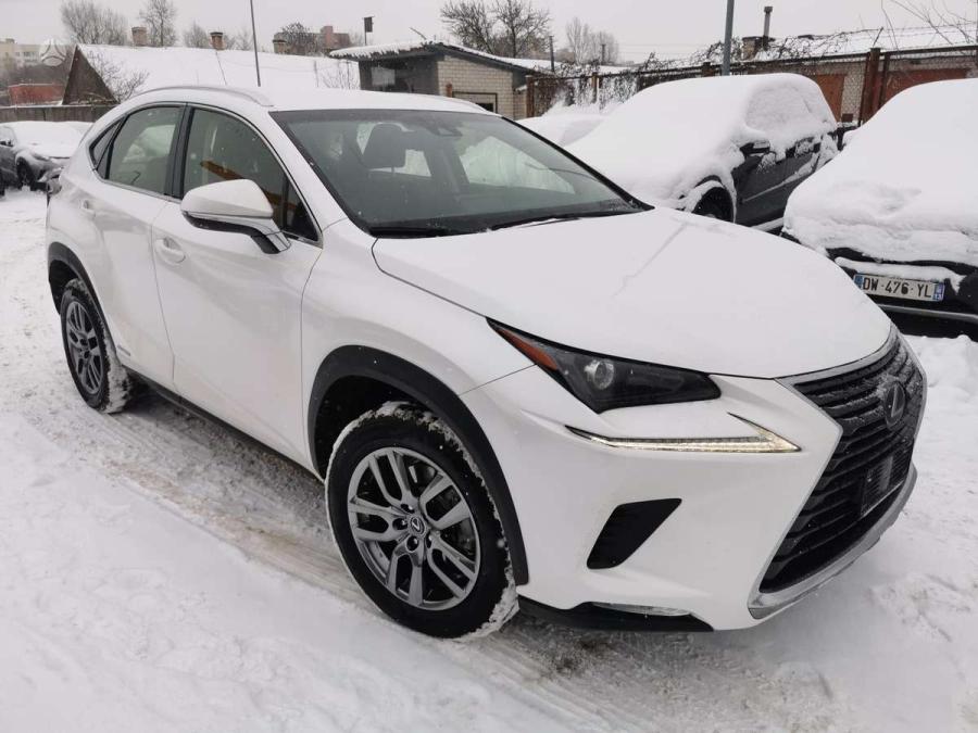 White Lexus NX 300h 2018 in Vilnius, with an engine capacity of 2.49 L and mileage of 120 thousand km for 23200 €, photo 1 on AUTOMOTO.COM.LV