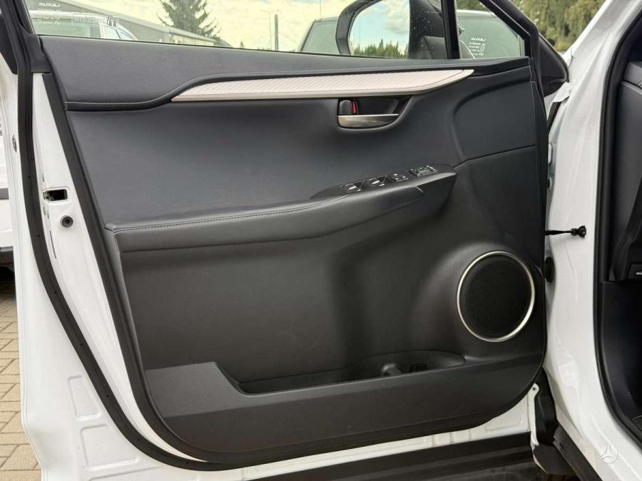 Balts Lexus NX 300h 2018 Viļņa, ar dzinēja tilpumu 2.49 L un nobraukumu 164 tūkst. km par 28000 €, foto 24 vietnē AUTOMOTO.COM.LV
