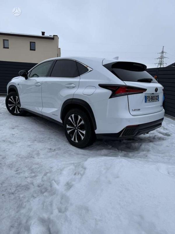 White Lexus NX 300h 2019 in Kaunas, with an engine capacity of 2.49 L and mileage of 92 thousand km for 22900 €, photo 4 on AUTOMOTO.COM.LV