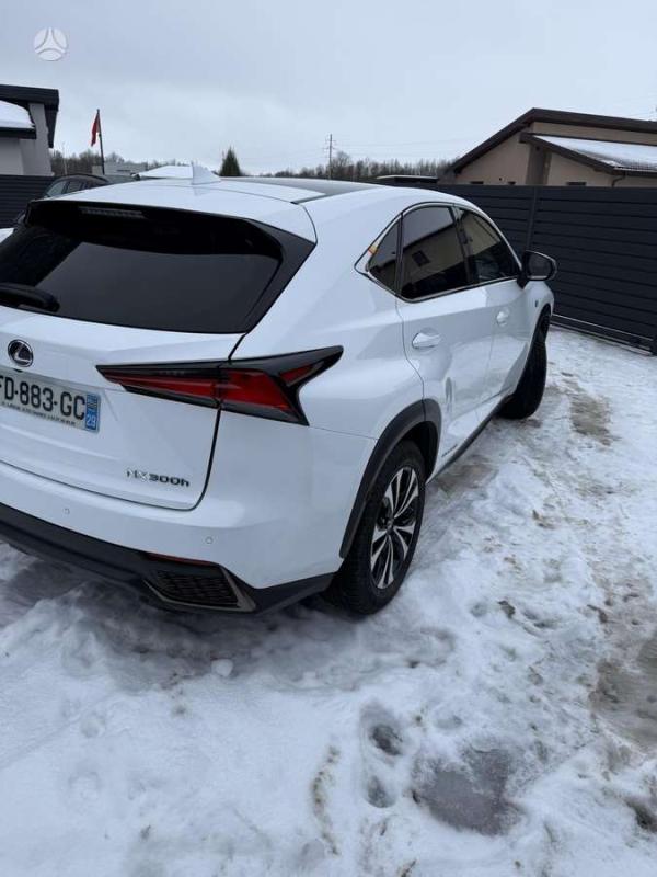 White Lexus NX 300h 2019 in Kaunas, with an engine capacity of 2.49 L and mileage of 92 thousand km for 22900 €, photo 5 on AUTOMOTO.COM.LV