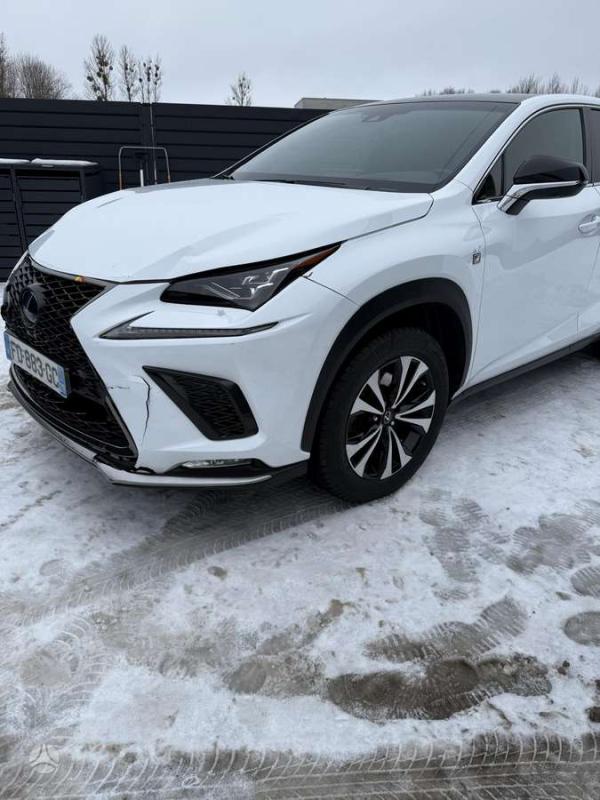 White Lexus NX 300h 2019 in Kaunas, with an engine capacity of 2.49 L and mileage of 92 thousand km for 22900 €, photo 8 on AUTOMOTO.COM.LV