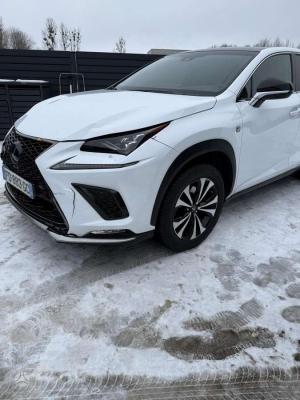 White Lexus NX 300h 2019 in Kaunas, with an engine capacity of 2.49 L and mileage of 92 thousand km for 22900 €, photo 8 on AUTOMOTO.COM.LV
