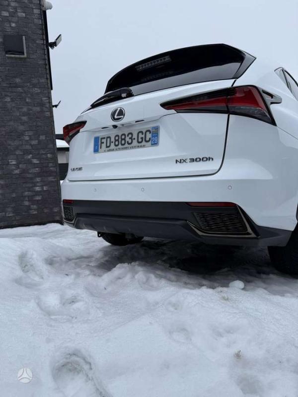 White Lexus NX 300h 2019 in Kaunas, with an engine capacity of 2.49 L and mileage of 92 thousand km for 22900 €, photo 10 on AUTOMOTO.COM.LV