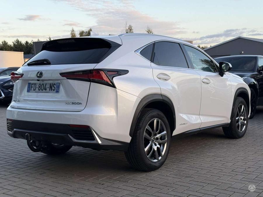 White Lexus NX 300h 2019 in Vilnius, with an engine capacity of 2.49 L and mileage of 211 thousand km for 24000 €, photo 7 on AUTOMOTO.COM.LV