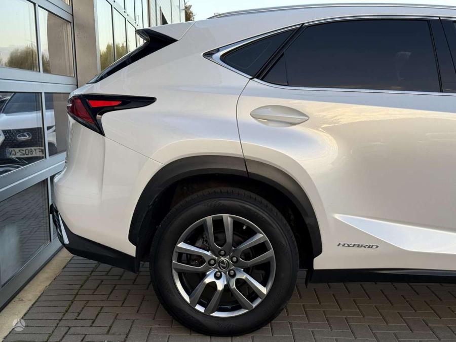 White Lexus NX 300h 2019 in Vilnius, with an engine capacity of 2.49 L and mileage of 211 thousand km for 24000 €, photo 8 on AUTOMOTO.COM.LV