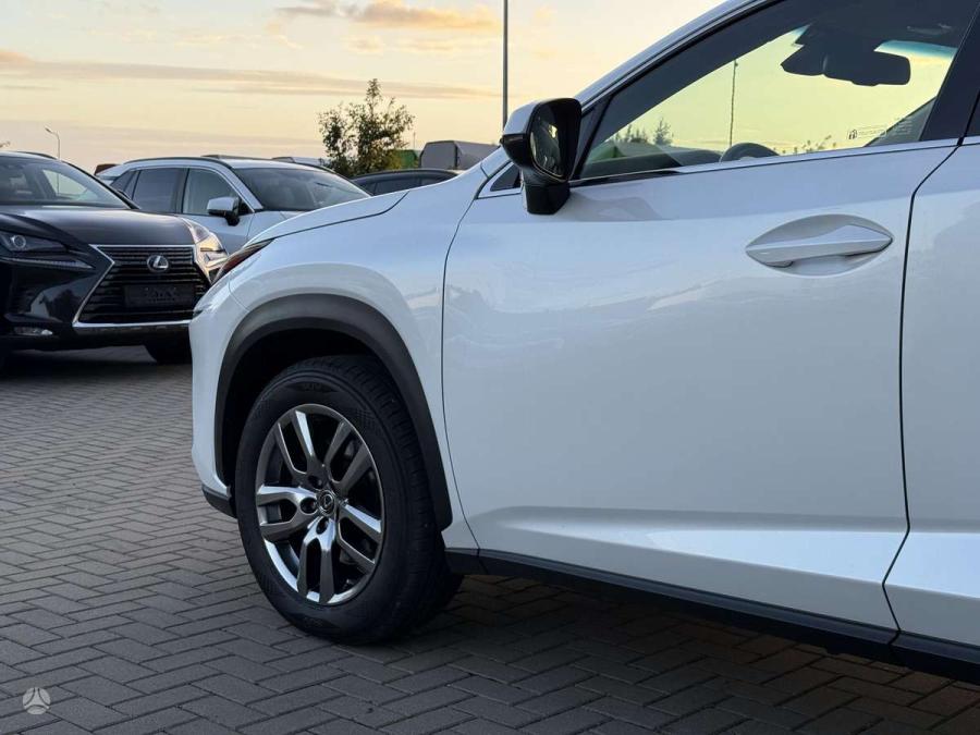 White Lexus NX 300h 2019 in Vilnius, with an engine capacity of 2.49 L and mileage of 211 thousand km for 24000 €, photo 11 on AUTOMOTO.COM.LV