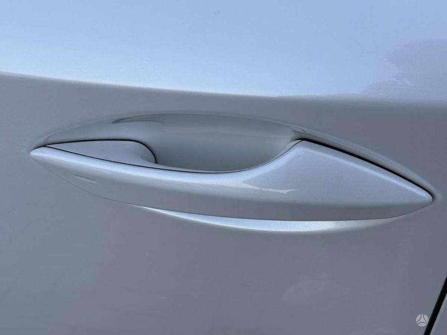 White Lexus NX 300h 2019 in Vilnius, with an engine capacity of 2.49 L and mileage of 211 thousand km for 24000 €, photo 15 on AUTOMOTO.COM.LV