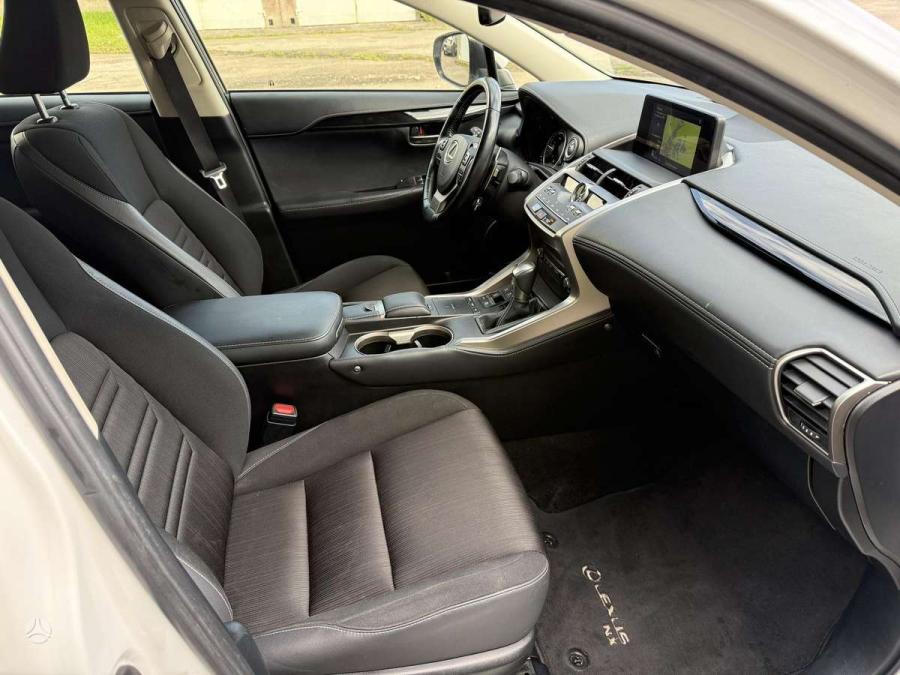 Белый Лексус NX 300h 2019 в Клайпеда, объемом двигателя 2.49 л и пробегом 120 тыс. км за 15000 €, фото 17 на AUTOMOTO.COM.LV