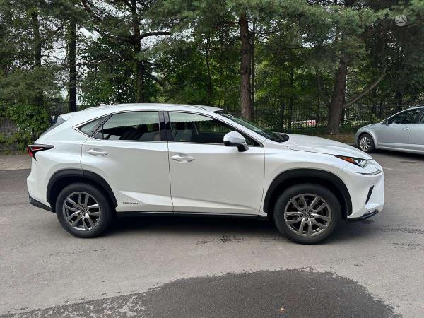 White Lexus NX 300h 2020 in Vilnius, with an engine capacity of 2.50 L and mileage of 101 thousand km for 25999 €, photo 2 on AUTOMOTO.COM.LV