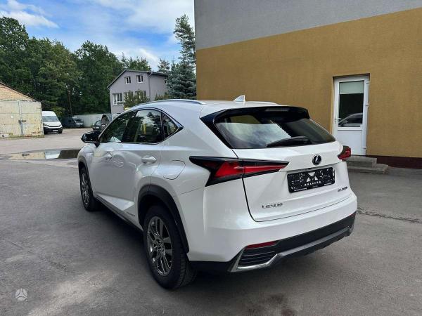 White Lexus NX 300h 2020 in Vilnius, with an engine capacity of 2.50 L and mileage of 101 thousand km for 25999 €, photo 5 on AUTOMOTO.COM.LV