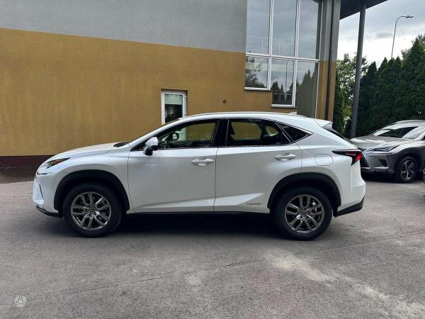 White Lexus NX 300h 2020 in Vilnius, with an engine capacity of 2.50 L and mileage of 101 thousand km for 25999 €, photo 6 on AUTOMOTO.COM.LV