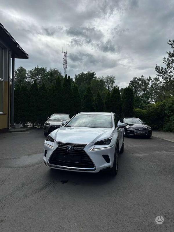White Lexus NX 300h 2020 in Vilnius, with an engine capacity of 2.50 L and mileage of 101 thousand km for 25999 €, photo 7 on AUTOMOTO.COM.LV