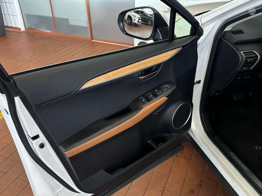White Lexus NX 300h 2020 in Kaunas, with an engine capacity of 2.49 L and mileage of 139 thousand km for 29980 €, photo 11 on AUTOMOTO.COM.LV