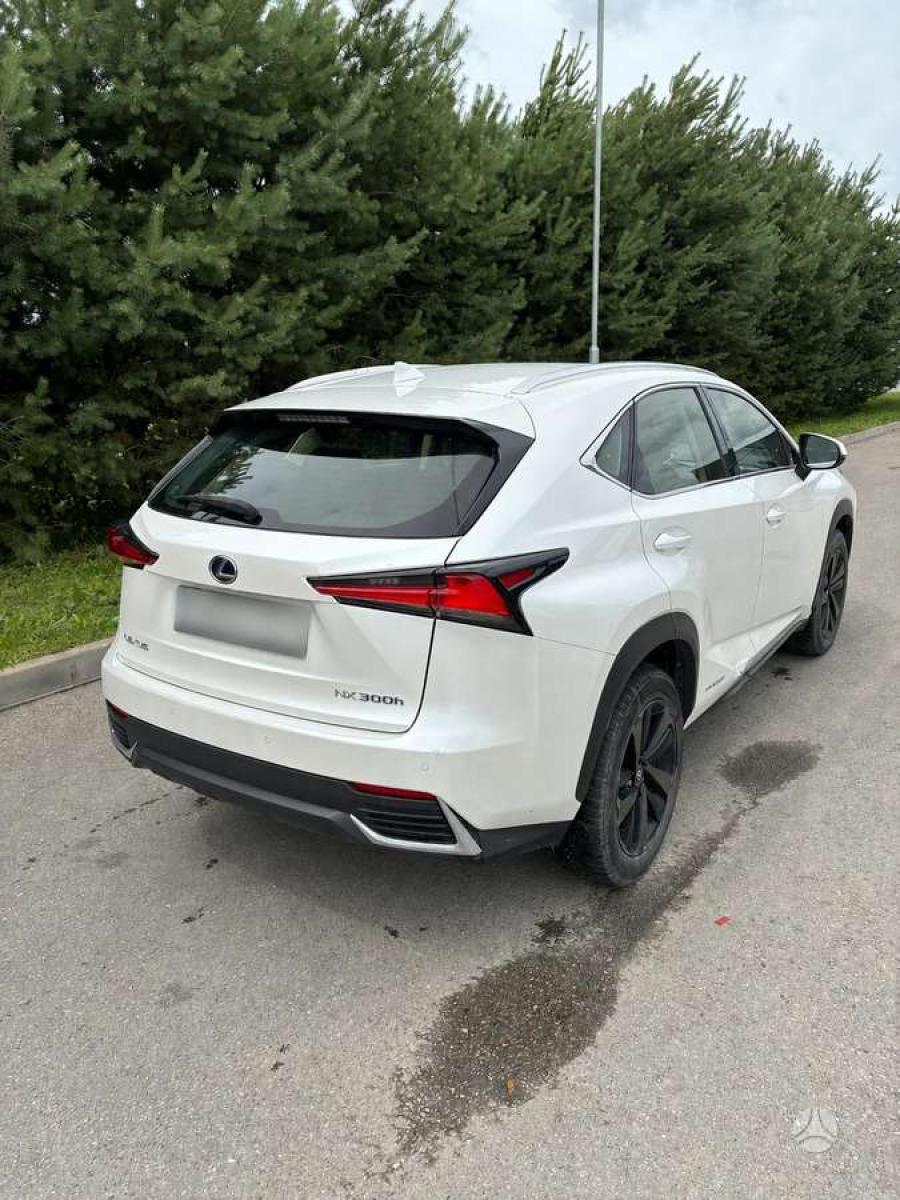 White Lexus NX 300h 2021 in Kaunas, with an engine capacity of 2.49 L and mileage of 148 thousand km for 27500 €, photo 4 on AUTOMOTO.COM.LV