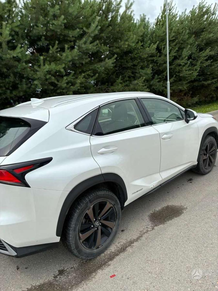 White Lexus NX 300h 2021 in Kaunas, with an engine capacity of 2.49 L and mileage of 148 thousand km for 27500 €, photo 5 on AUTOMOTO.COM.LV