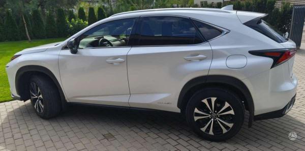 White Lexus NX 300h 2021 in Vilnius, with an engine capacity of 2.49 L and mileage of 121 thousand km for 31900 €, photo 5 on AUTOMOTO.COM.LV