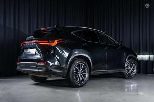Black Lexus NX 350h 2022 in Vilnius, with an engine capacity of 2.49 L and mileage of 39 thousand km for 45999 €, photo 5 on AUTOMOTO.COM.LV