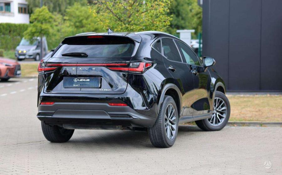 Черный Лексус NX 350h 2022 в Вильнюс, объемом двигателя 2.50 л и пробегом 75 тыс. км за 39950 €, фото 4 на AUTOMOTO.COM.LV