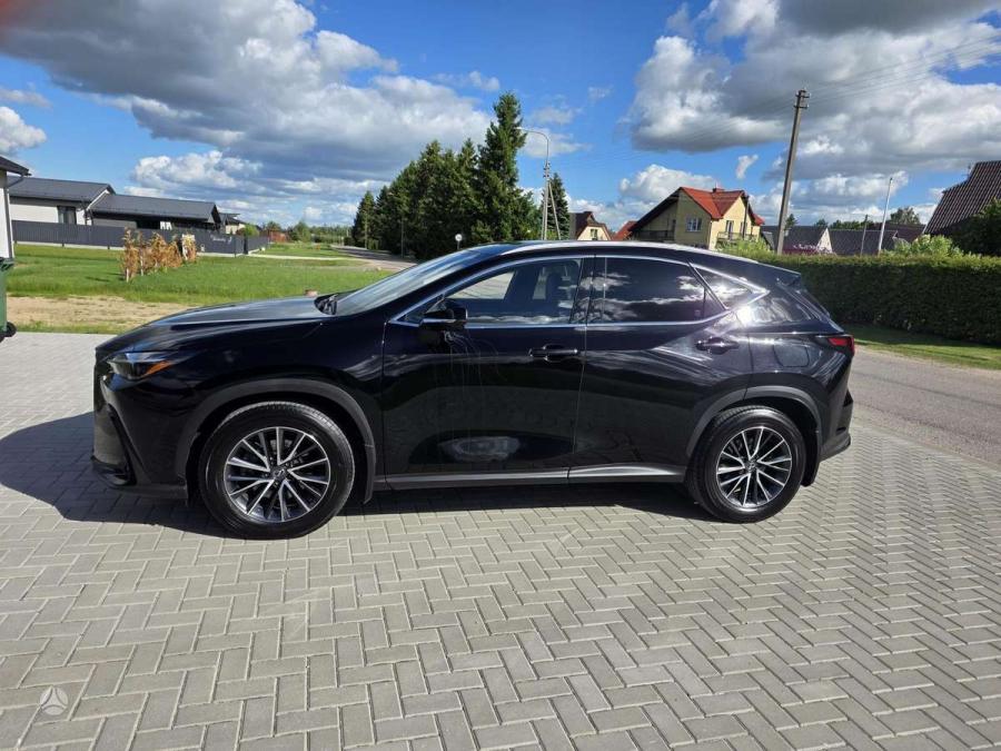 Черный Лексус NX 350h 2023 в Паневежис, объемом двигателя 2.49 л и пробегом 51 тыс. км за 39000 €, фото 3 на AUTOMOTO.COM.LV