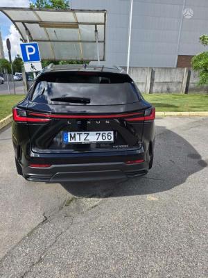 Черный Лексус NX 350h 2023 в Паневежис, объемом двигателя 2.49 л и пробегом 51 тыс. км за 39000 €, фото 4 на AUTOMOTO.COM.LV