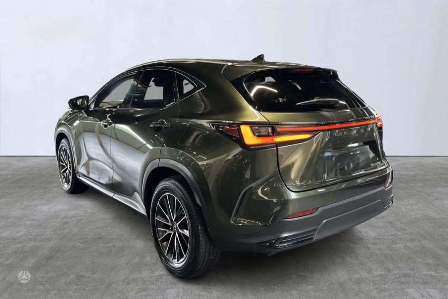 Green Lexus NX 350h 2022 in Vilnius, with an engine capacity of 0.00 L and mileage of 62 thousand km for 42000 €, photo 4 on AUTOMOTO.COM.LV