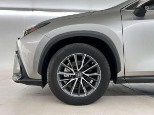 Серый Лексус NX 350h 2023 в Вильнюс, объемом двигателя 2.49 л и пробегом 100 тыс. км за 40900 €, фото 16 на AUTOMOTO.COM.LV