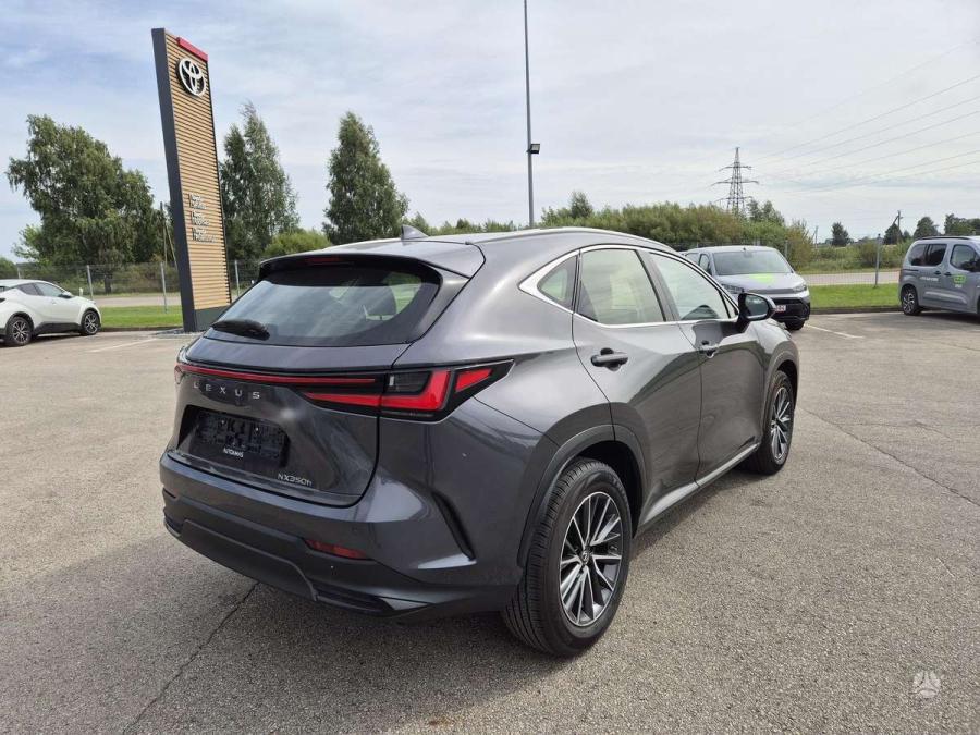 Серый Лексус NX 350h 2023 в Паневежис, объемом двигателя 2.49 л и пробегом 95 тыс. км за 33999 €, фото 6 на AUTOMOTO.COM.LV