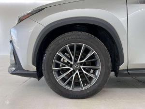 Серый Лексус NX 350h 2023 в Вильнюс, объемом двигателя 2.49 л и пробегом 117 тыс. км за 39900 €, фото 16 на AUTOMOTO.COM.LV