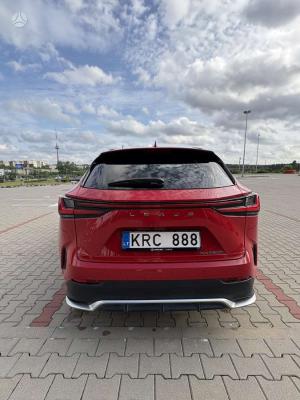 Red Lexus NX 350h 2023 in Vilnius, with an engine capacity of 2.50 L and mileage of 48 thousand km for 48500 €, photo 6 on AUTOMOTO.COM.LV