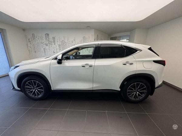 White Lexus NX 350h 2022 in Kaunas, with an engine capacity of 2.49 L and mileage of 93 thousand km for 42900 €, photo 3 on AUTOMOTO.COM.LV