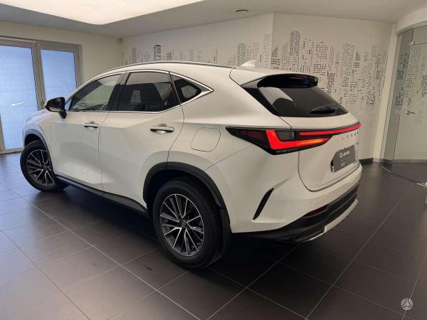 White Lexus NX 350h 2022 in Kaunas, with an engine capacity of 2.49 L and mileage of 93 thousand km for 42900 €, photo 4 on AUTOMOTO.COM.LV