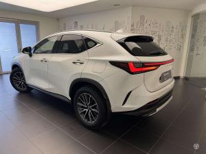 White Lexus NX 350h 2022 in Kaunas, with an engine capacity of 2.49 L and mileage of 93 thousand km for 42900 €, photo 4 on AUTOMOTO.COM.LV