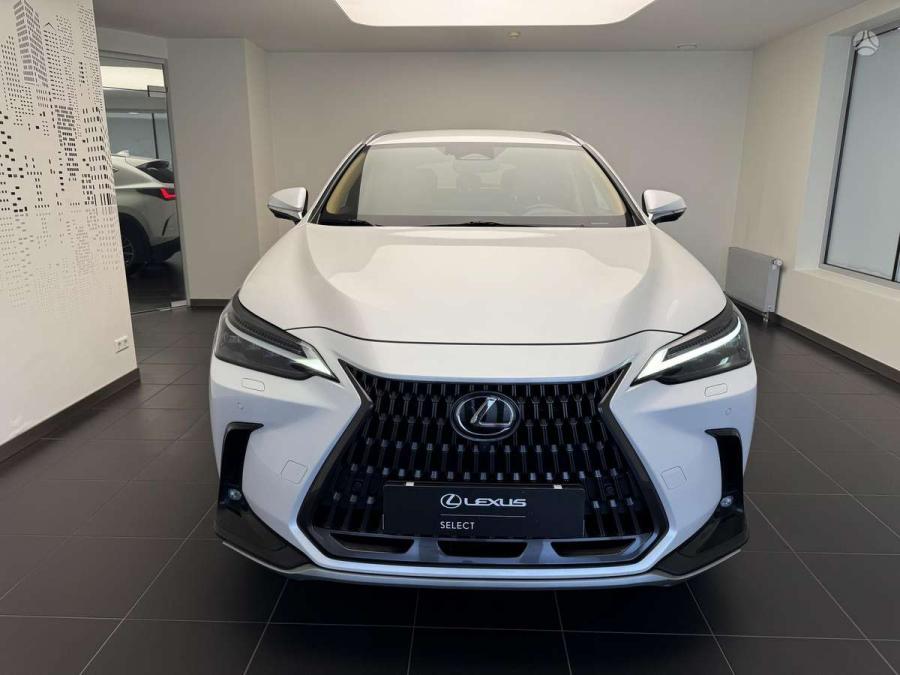 White Lexus NX 350h 2022 in Kaunas, with an engine capacity of 2.49 L and mileage of 93 thousand km for 42900 €, photo 5 on AUTOMOTO.COM.LV