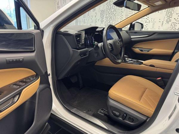 White Lexus NX 350h 2022 in Kaunas, with an engine capacity of 2.49 L and mileage of 93 thousand km for 42900 €, photo 6 on AUTOMOTO.COM.LV