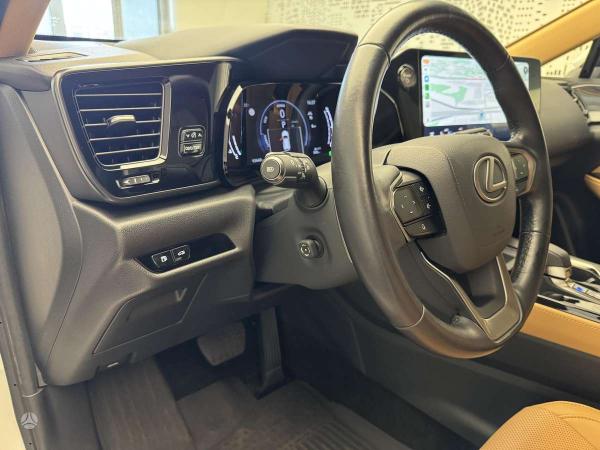 White Lexus NX 350h 2022 in Kaunas, with an engine capacity of 2.49 L and mileage of 93 thousand km for 42900 €, photo 8 on AUTOMOTO.COM.LV