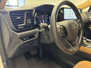 White Lexus NX 350h 2022 in Kaunas, with an engine capacity of 2.49 L and mileage of 93 thousand km for 42900 €, photo 8 on AUTOMOTO.COM.LV