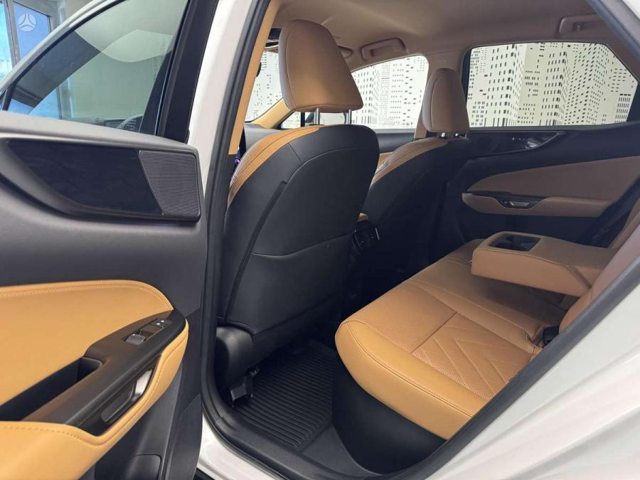 White Lexus NX 350h 2022 in Kaunas, with an engine capacity of 2.49 L and mileage of 93 thousand km for 42900 €, photo 9 on AUTOMOTO.COM.LV