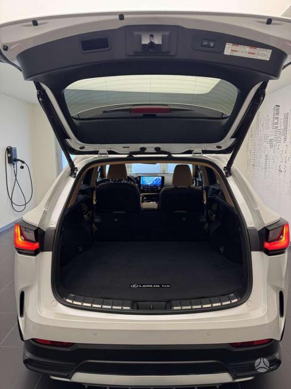 White Lexus NX 350h 2022 in Kaunas, with an engine capacity of 2.49 L and mileage of 93 thousand km for 42900 €, photo 11 on AUTOMOTO.COM.LV