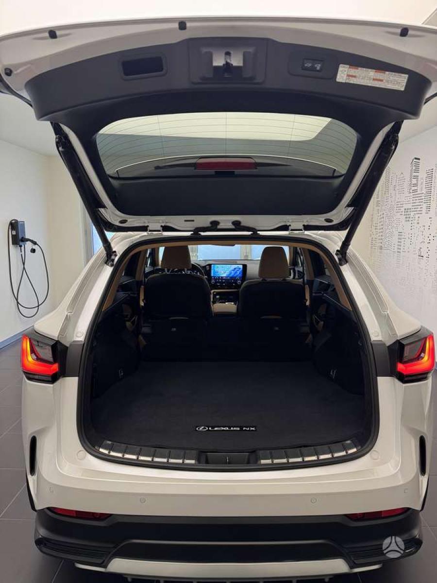 White Lexus NX 350h 2022 in Kaunas, with an engine capacity of 2.49 L and mileage of 93 thousand km for 42900 €, photo 11 on AUTOMOTO.COM.LV