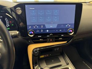 White Lexus NX 350h 2022 in Kaunas, with an engine capacity of 2.49 L and mileage of 93 thousand km for 42900 €, photo 16 on AUTOMOTO.COM.LV