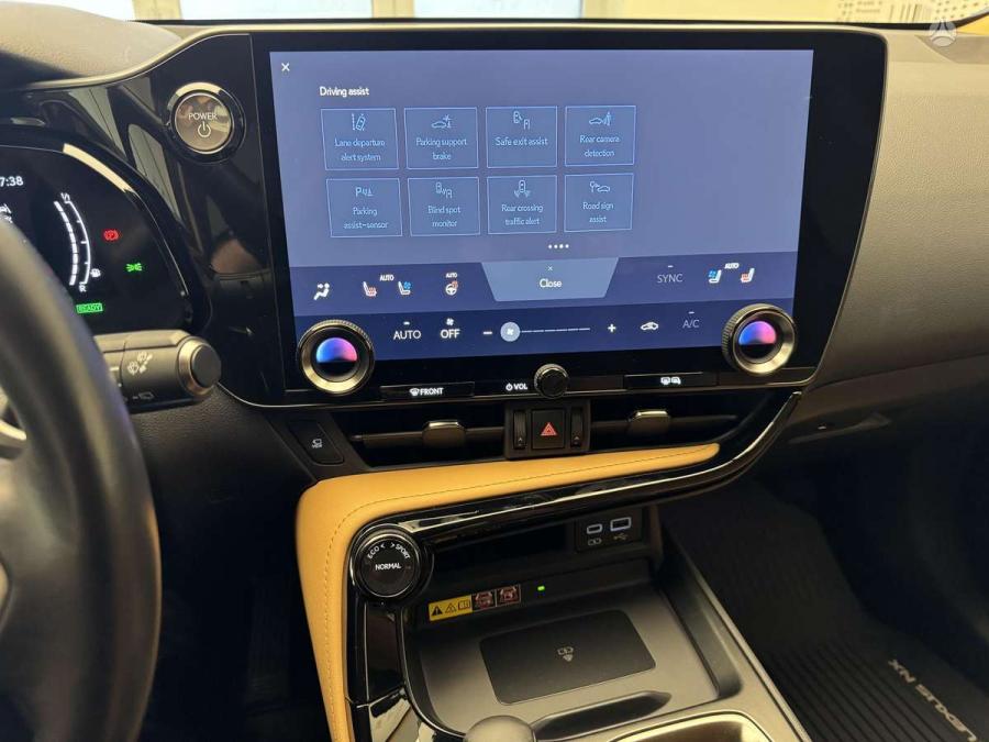 White Lexus NX 350h 2022 in Kaunas, with an engine capacity of 2.49 L and mileage of 93 thousand km for 42900 €, photo 16 on AUTOMOTO.COM.LV